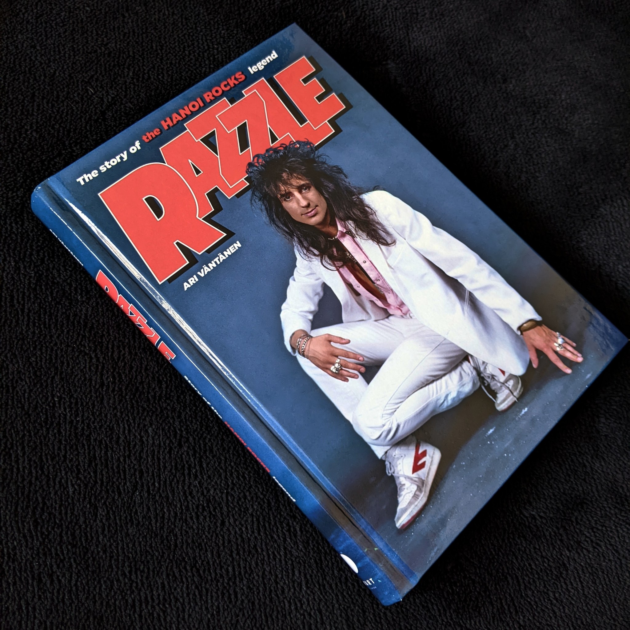 Razzle “The Story of The HANOÏ ROCKS legend” – Ari Väntänen – Veglam