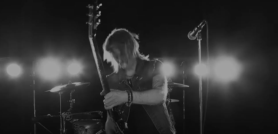 Torpedohead drop video for track “Razorblade Love” – Veglam